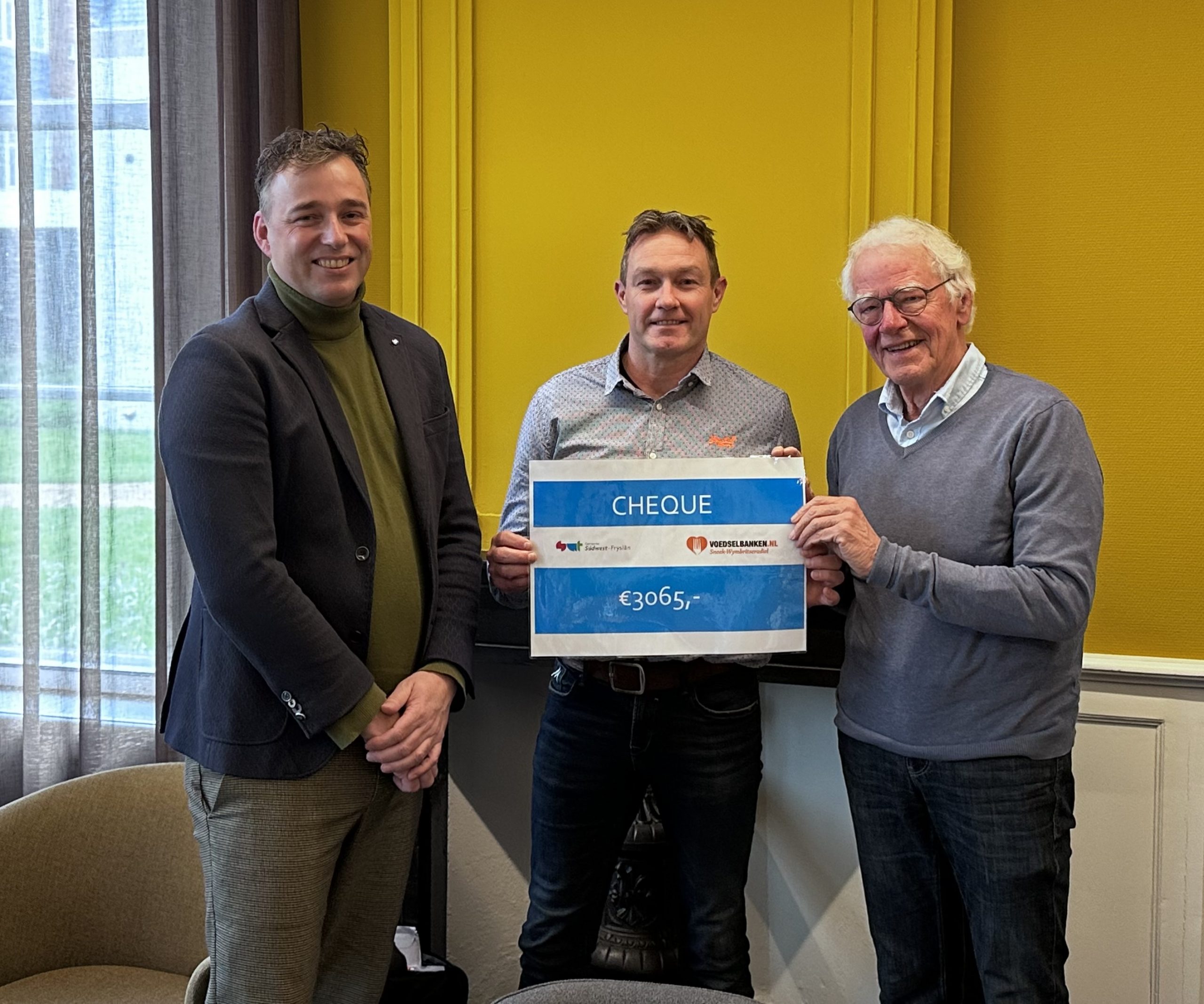 Medewerkers gemeente Súdwest-Fryslân doneren aan de Voedselbank ...